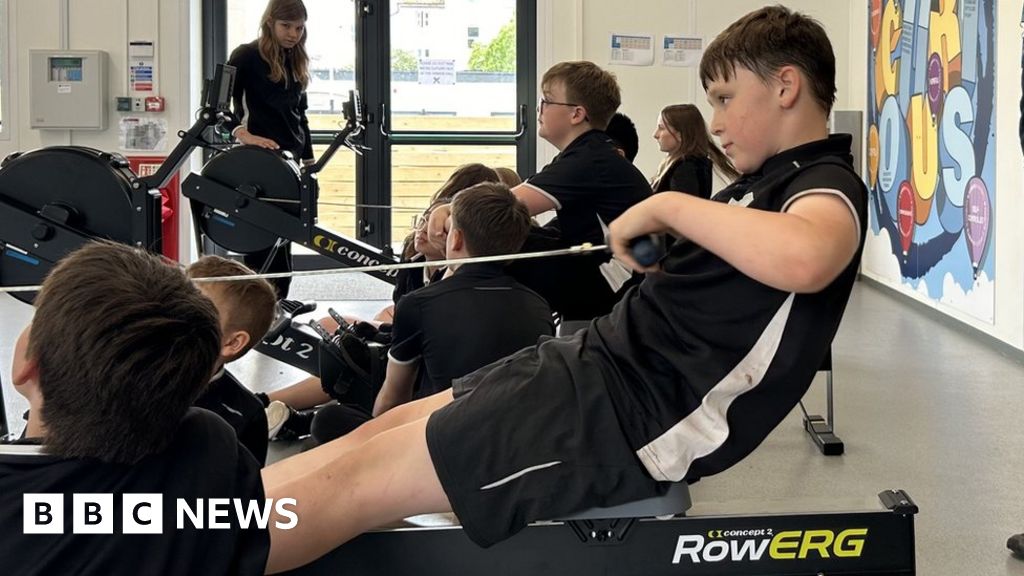 School rowing programme launched in Bristol - BBC News