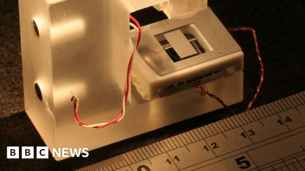 Small, cheap gravity gadget to peer underground - BBC News