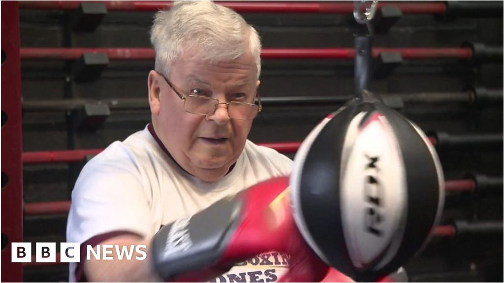 Widnes boxing club trains people with Parkinson's disease - BBC News