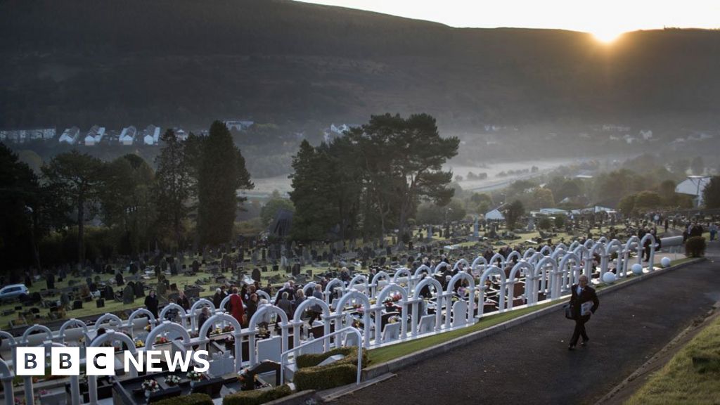 Aberfan disaster: 50th anniversary marked with silence - BBC News