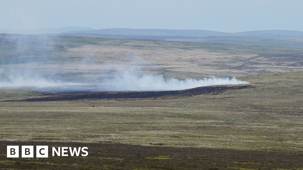 Marsden Moor: Fire crews return as moorland blaze reignites - BBC News