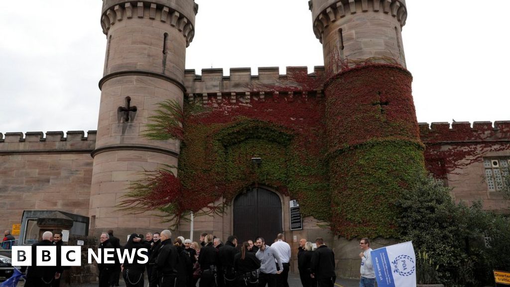 Prison staff protest over 'unprecedented' inmate violence - BBC News