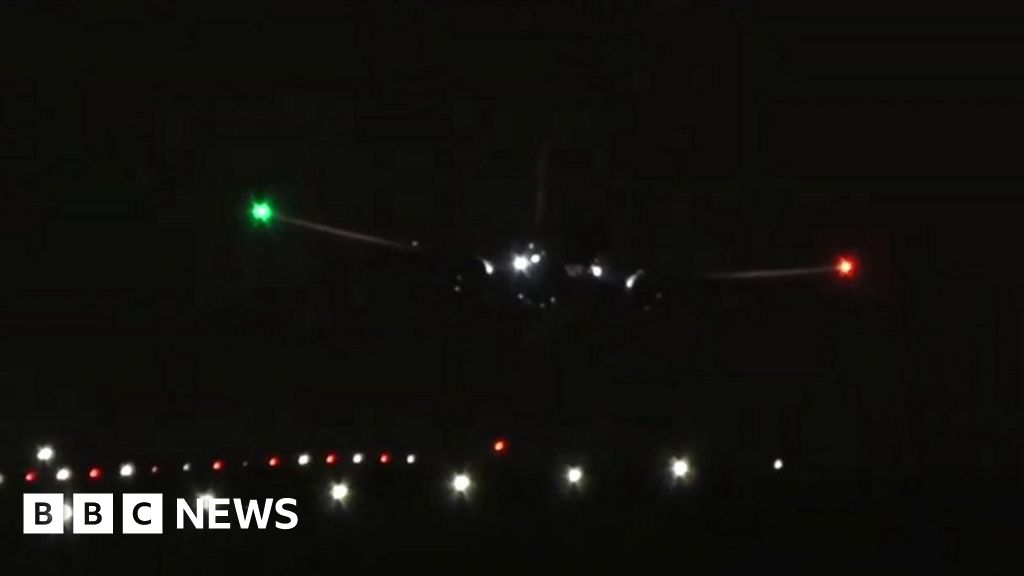 Leeds Bradford Airport: Plane lands after strong winds - BBC News