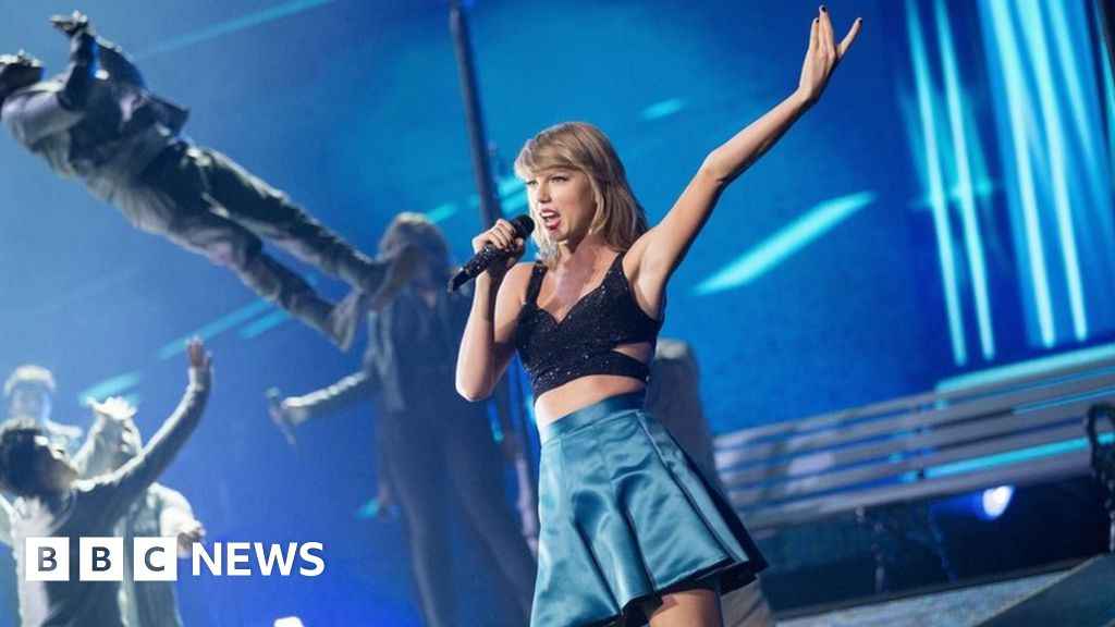 Taylor Swift's world tour: Newspapers v the fans - BBC News