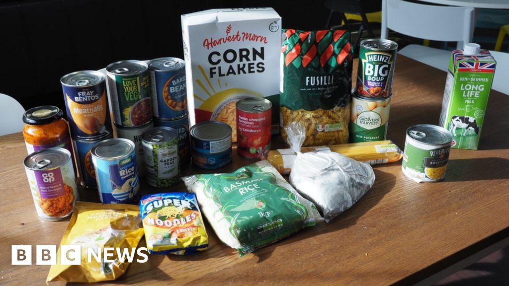 Leeds rail commuters asked for food bank donations - BBC News