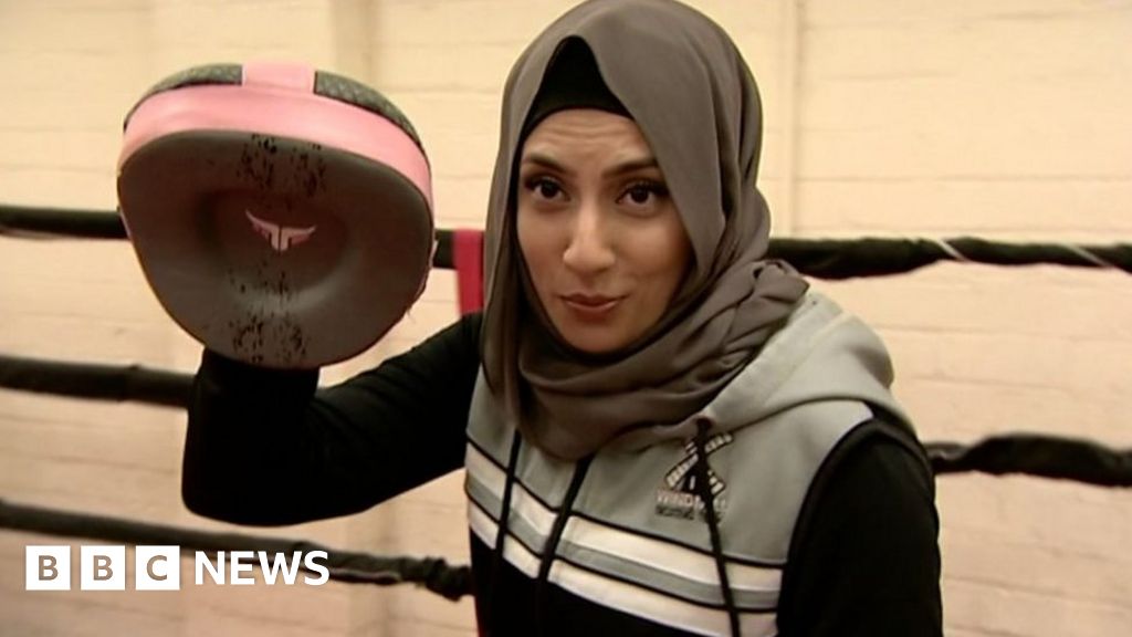 Hijab-wearing boxing coach is Commonwealth Games Hometown Hero - BBC News