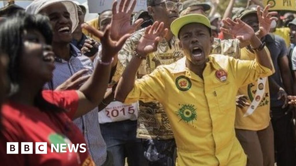 Huge student protest rocks South Africa - BBC News