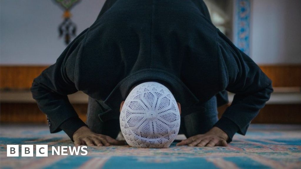 Bradford mosque leader's legal bid over lockdown prayer ban - BBC News