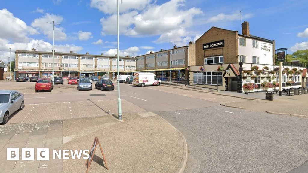 Stevenage newsagents robbed by man with knife