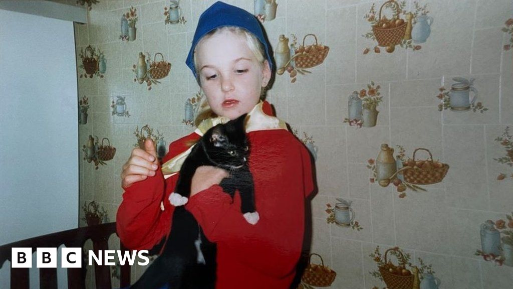 Manx woman reunited with family photos after 25 years - BBC News