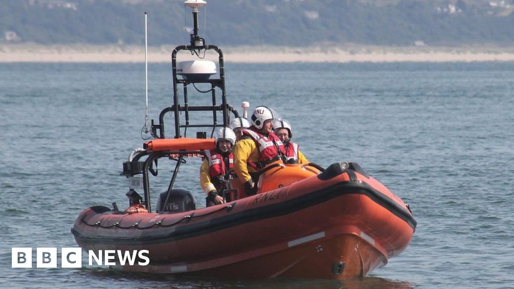 Black Rock Sands rescue for cut-off beach-goers - BBC News