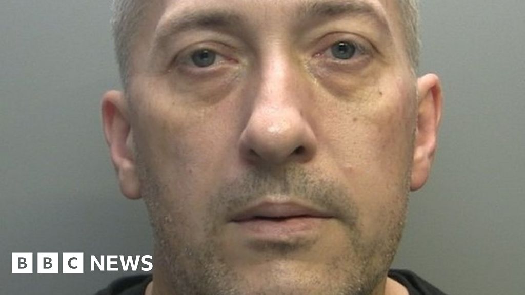 Armed robber Mark Mercer kicked by victim gets 18 years - BBC News