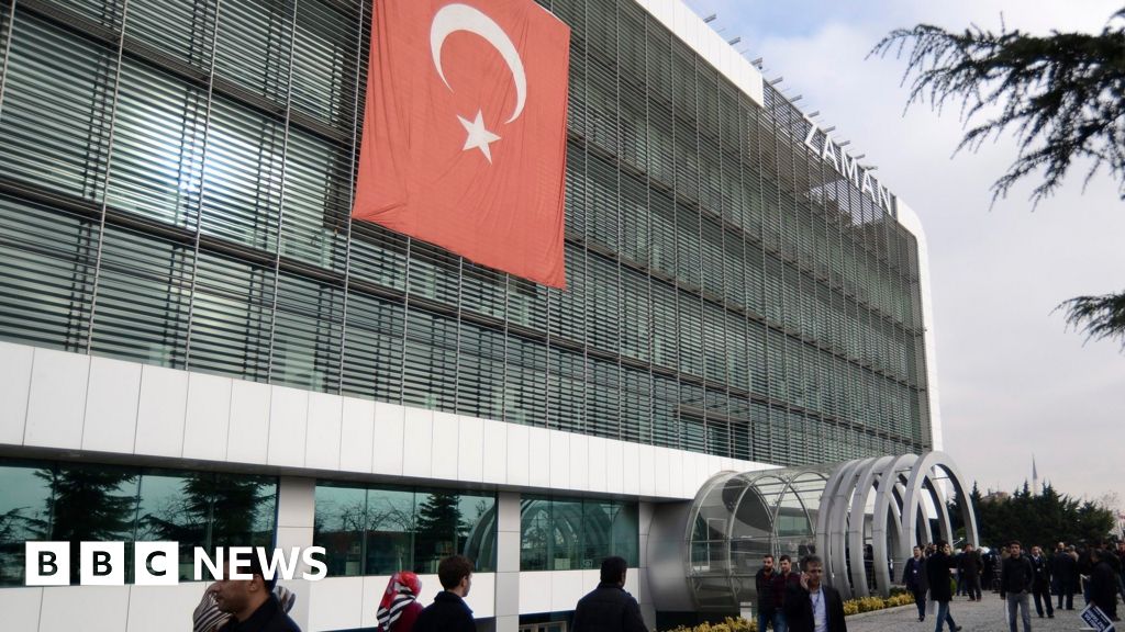 Turkey seizes control of Zaman newspaper linked to Gulen - BBC News