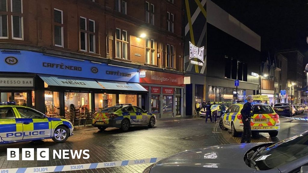 Leicester: Man stabbed in the arm in city centre fight - BBC News