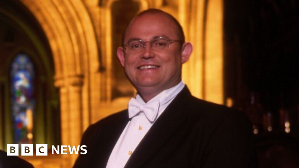 George HW Bush: Irish tenor Ronan Tynan sang to dying president - BBC News