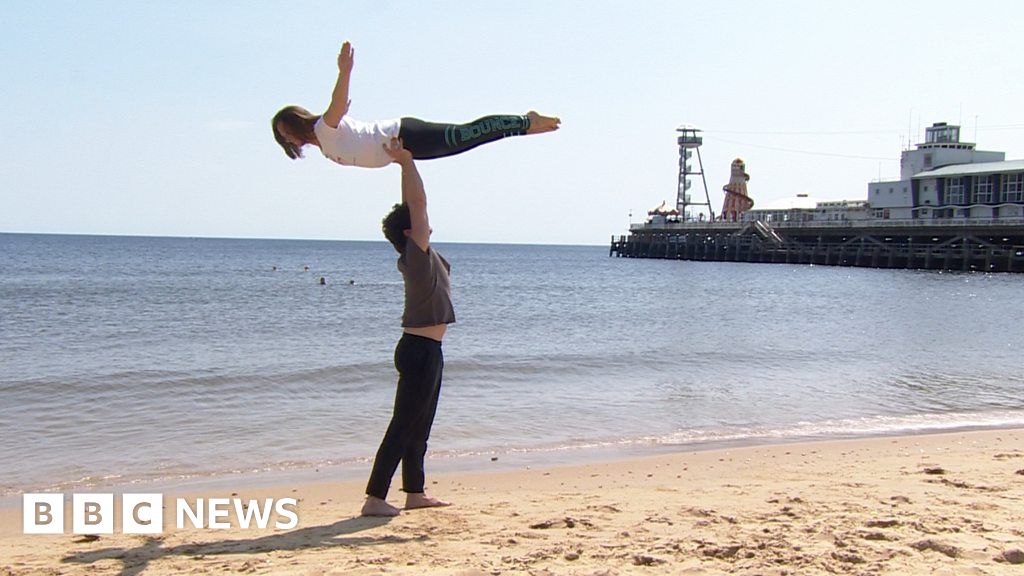 BBC South presenter learns iconic Dirty Dancing lift - BBC News