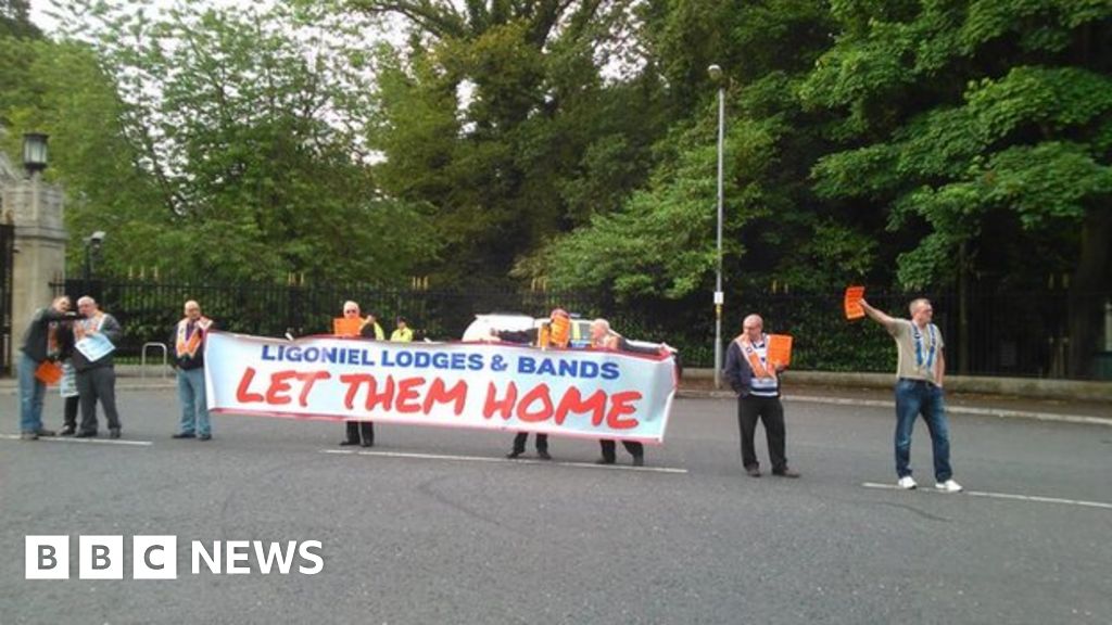 Orangemen hold Stormont parades protest - BBC News