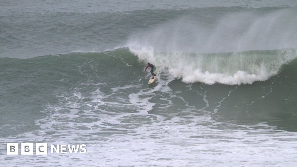 Cribbar surfed by Kamron Matthews, 15, in Newquay - BBC News