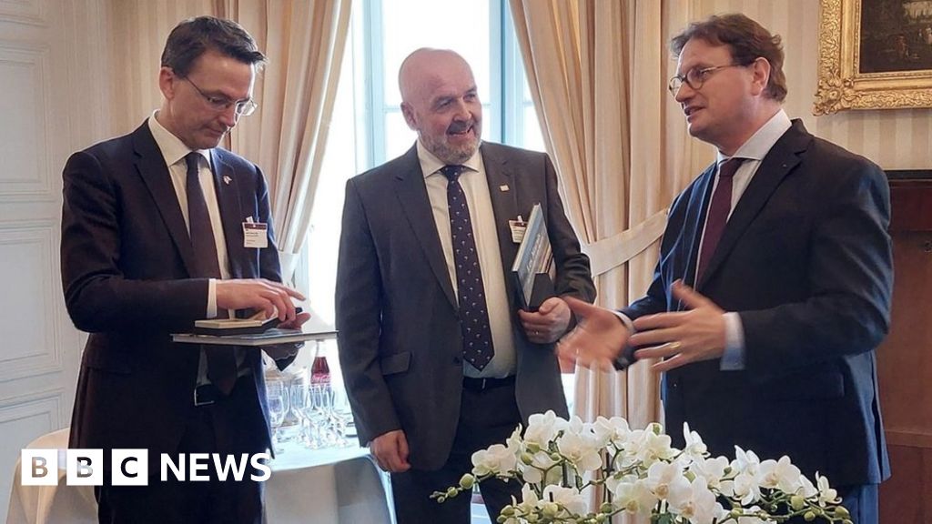 Islands' representatives meet French politicians - BBC News