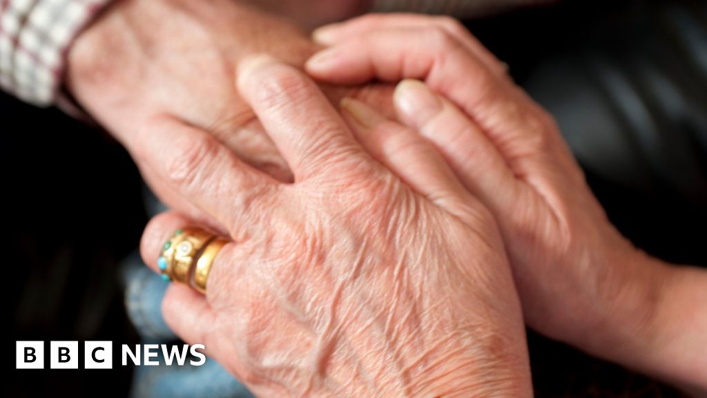 Many NHS hospital patients complain of 'lack of dignity' - BBC News