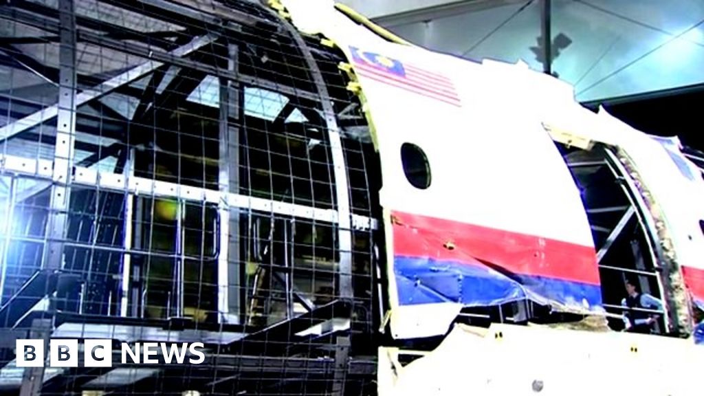 MH17 reconstruction shows Buk missile damage - BBC News