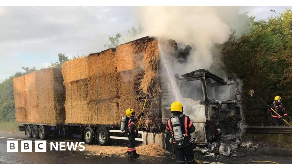 A14 in Cambridgeshire closed as lorry fire breaks out - BBC News