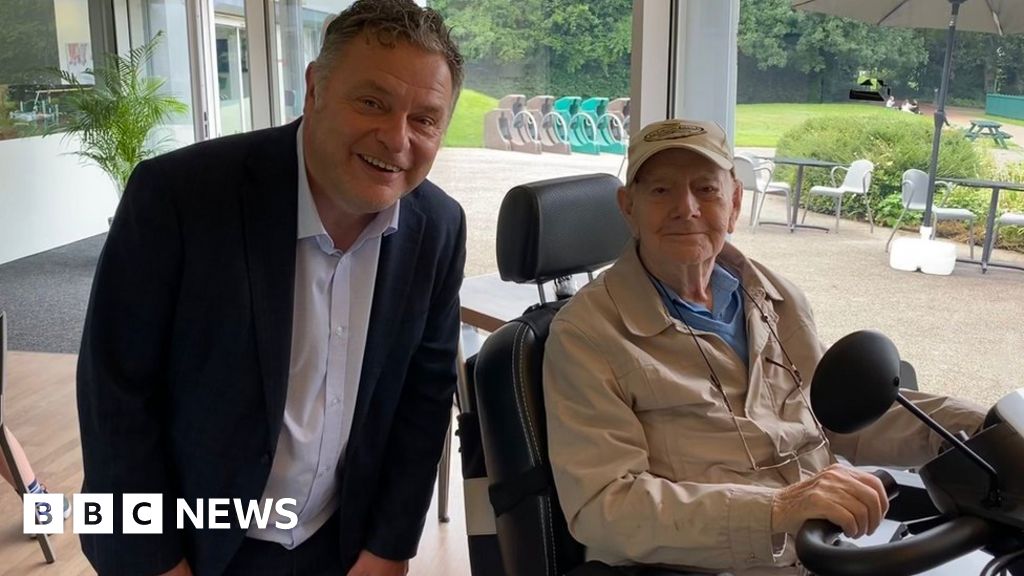 Ambulance delays: MP's anger at man's seven-hour 999 wait - BBC News