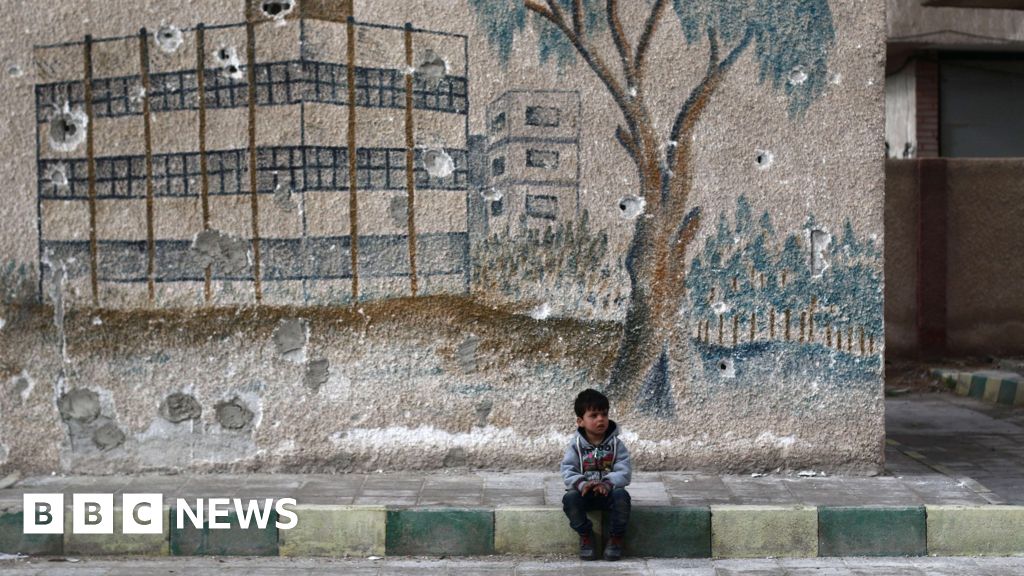 Syria conflict: Civilians under siege - BBC News