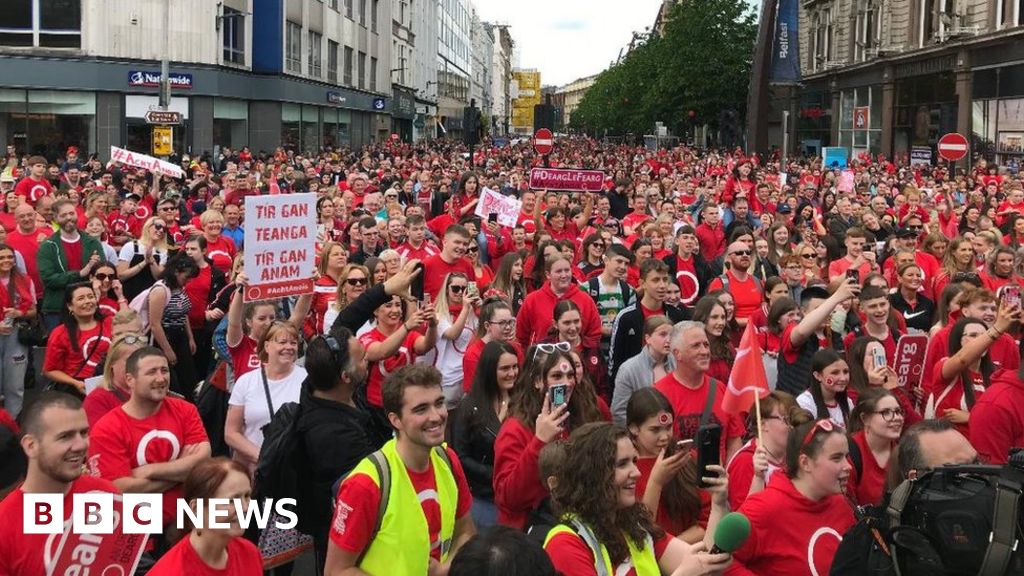 Irish language: Thousands attend Irish language rally in Belfast - BBC News