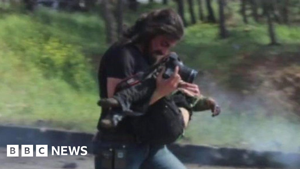 Syrian photographer puts down camera to rescue child - BBC News