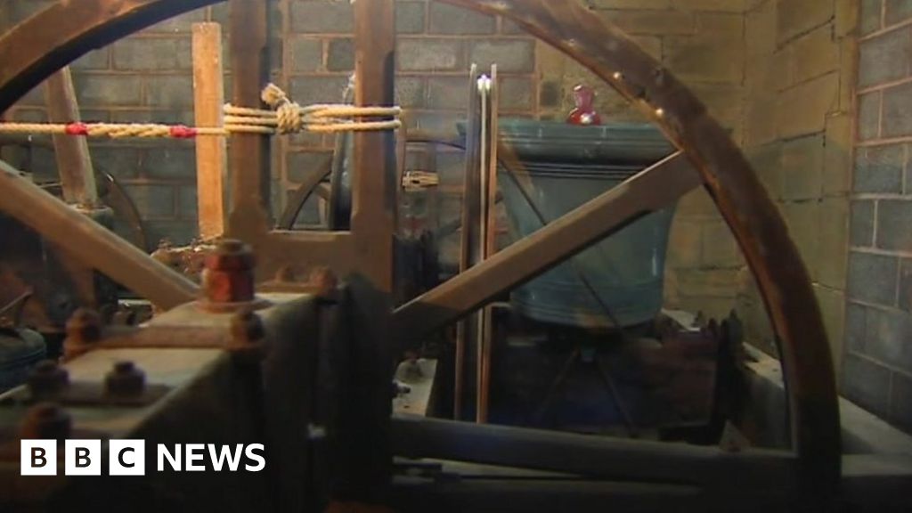 Northop Church bells ring out to mark Christmas - BBC News