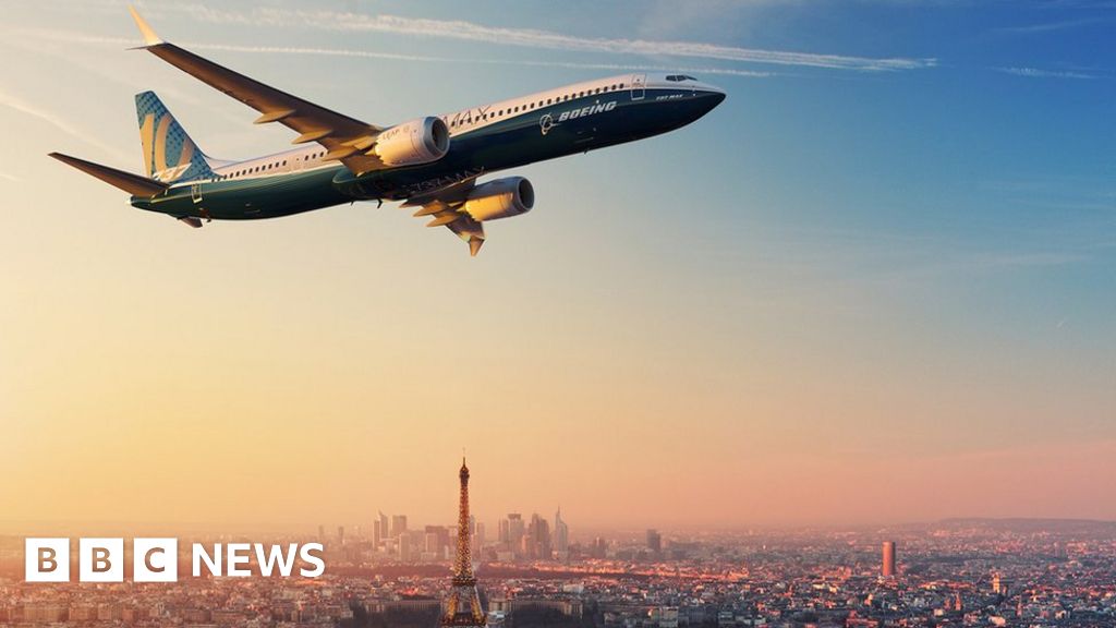 Boeing launches new version of 737 jet - BBC News