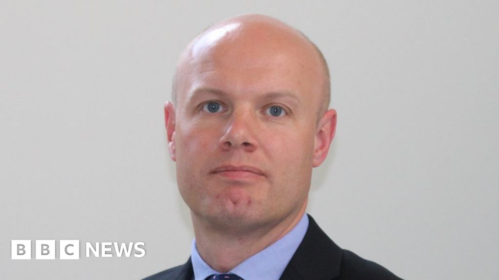 Reading council boss to step down for new role - BBC News