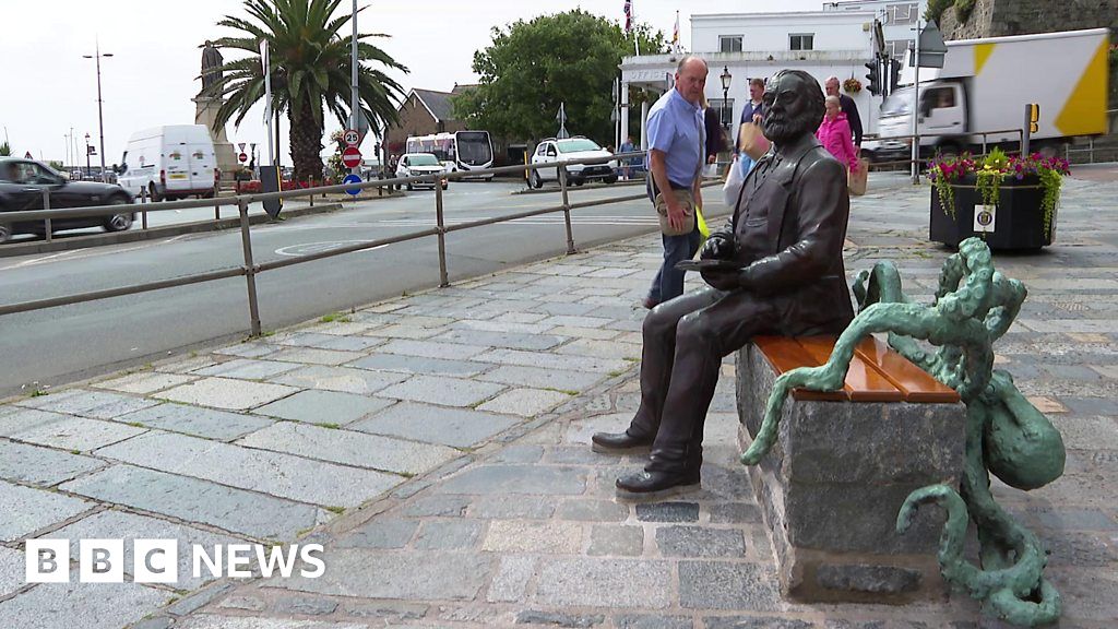 Victor Hugo novel inspires new Guernsey sculpture - BBC News