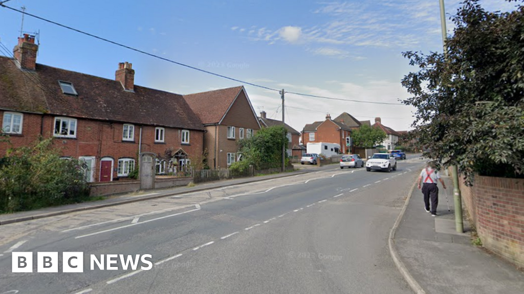 Bishop's Waltham: Motorcyclist dies in crash with car - BBC News
