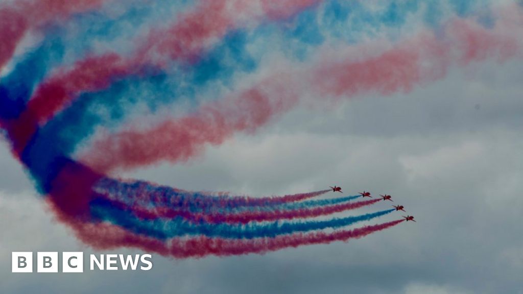 Red Arrows dazzle 50,000 fans at Cosford Air Show - BBC News