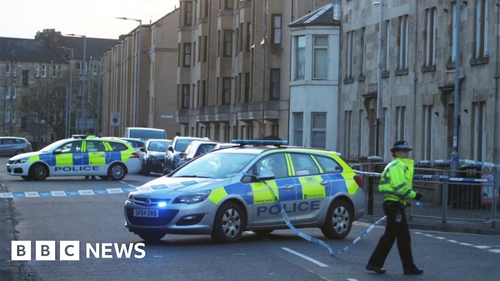 Man seriously injured in assault and robbery in Paisley - BBC News