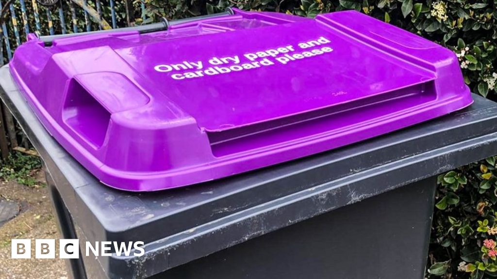 South Kesteven council leader trashes recyclables in one bin plan