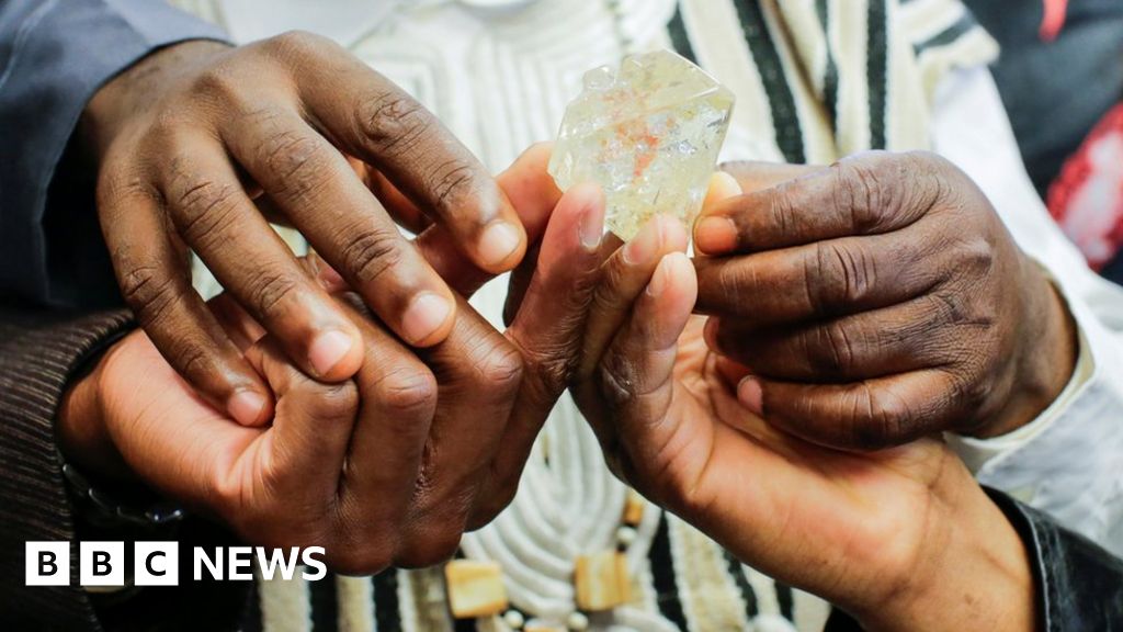 Peace diamond: Precious stone fetches $6.5m in New York - BBC News