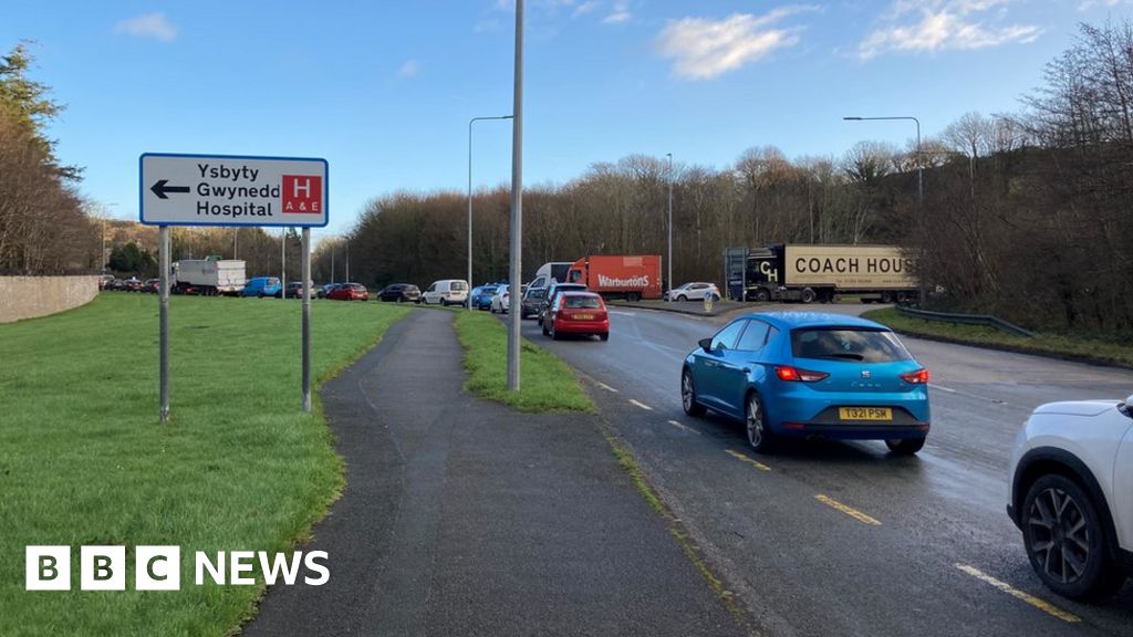 A55 Britannia Bridge crash: Man, 52, dies at the scene - BBC News