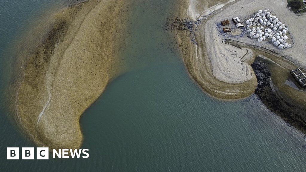 Shifting Solent sandbank near Hurst Spit prompts warning - BBC News