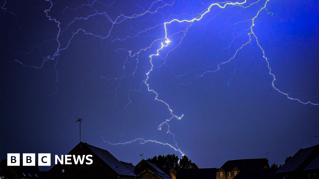 Lightning strikes at two Warwickshire homes within minutes - BBC News