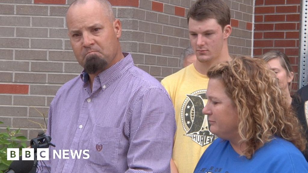 Luke Schemm: US high school football player dies - BBC News