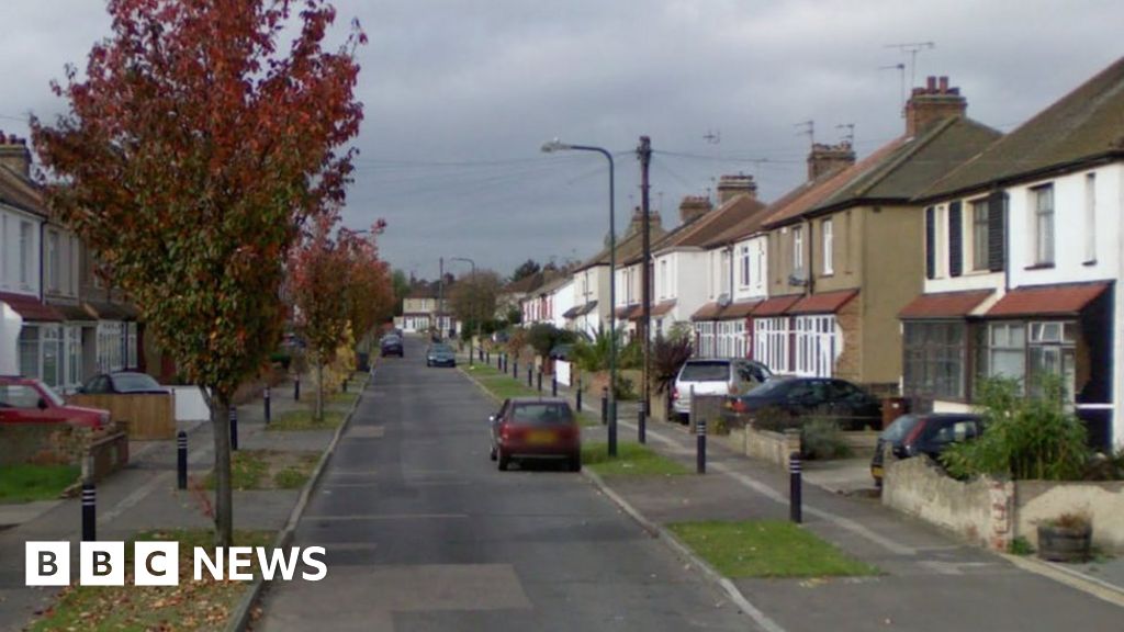 Erith murder: Two men charged over stabbing - BBC News