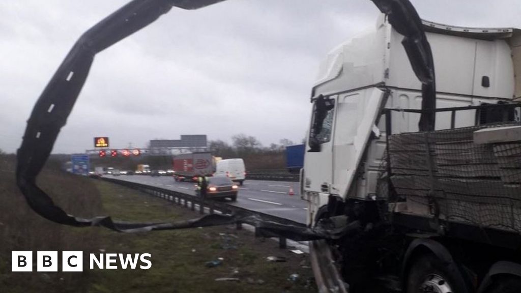 M1 closed southbound near Luton as two lorries crash - BBC News