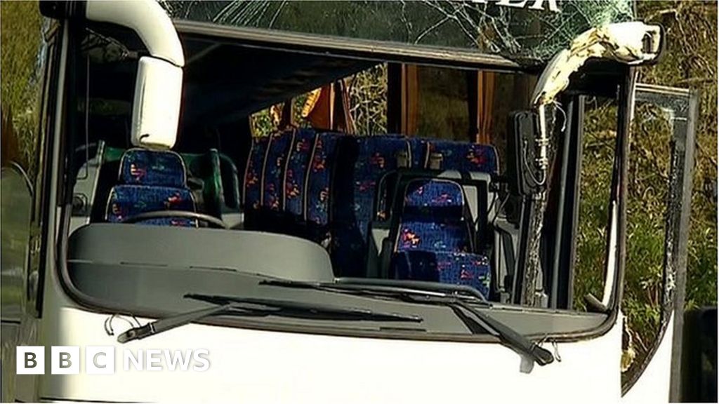 Looe fatal coach crash driver's brake failure claim - BBC News