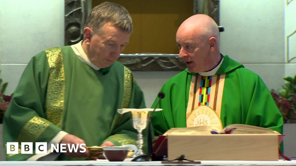 Permanent deacons - a solution to the shortage of priests? - BBC News