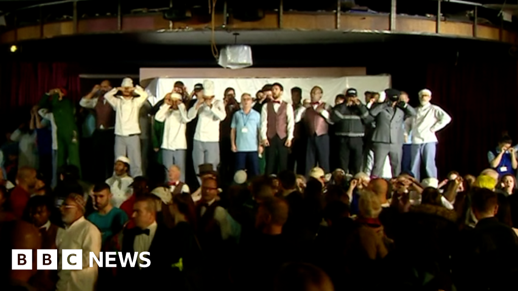 Birmingham Opera Company helps refugees in the city - BBC News