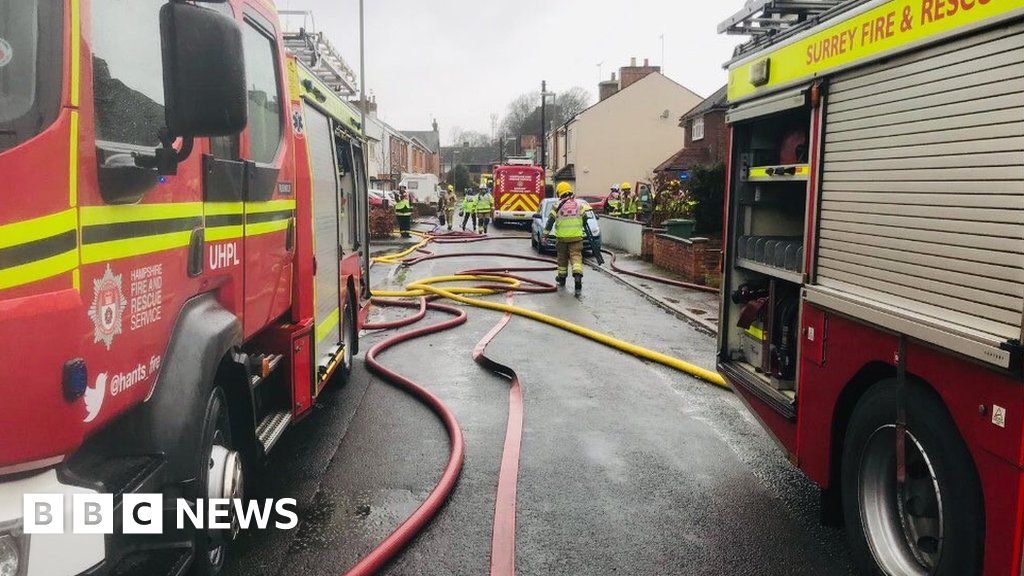 Fire wrecks block of eight flats in Farnborough - BBC News