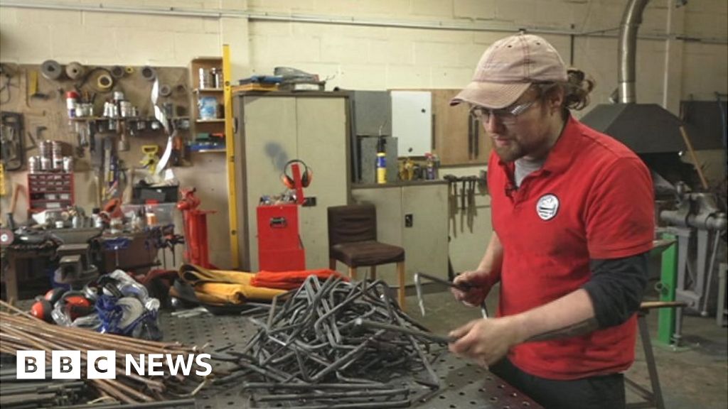 North East blacksmiths forging metal for Ukrainian army - BBC News